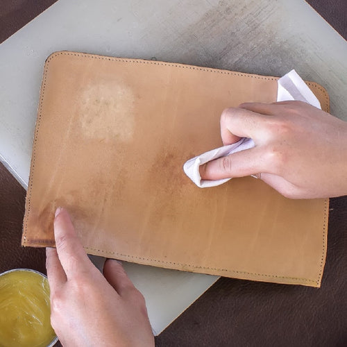 Remove grease stains from leather: The best hacks with household remedies